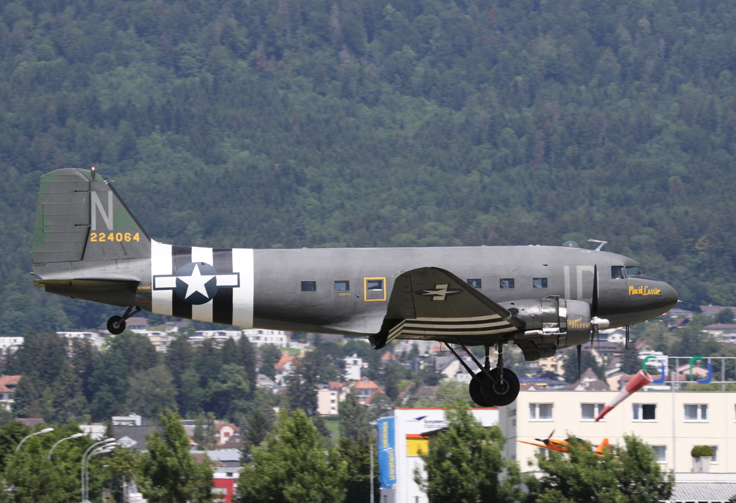 Drei DC-3 gleichzeitig in Grenchen - Sky News