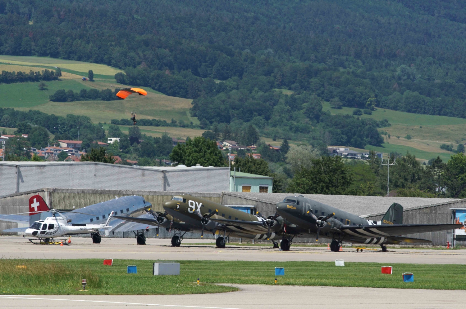 Drei DC-3 gleichzeitig in Grenchen - Sky News