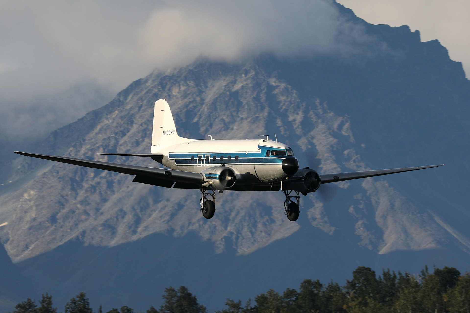 Rundflug in einer Douglas DC-3 in Alaska - der Film - Sky News