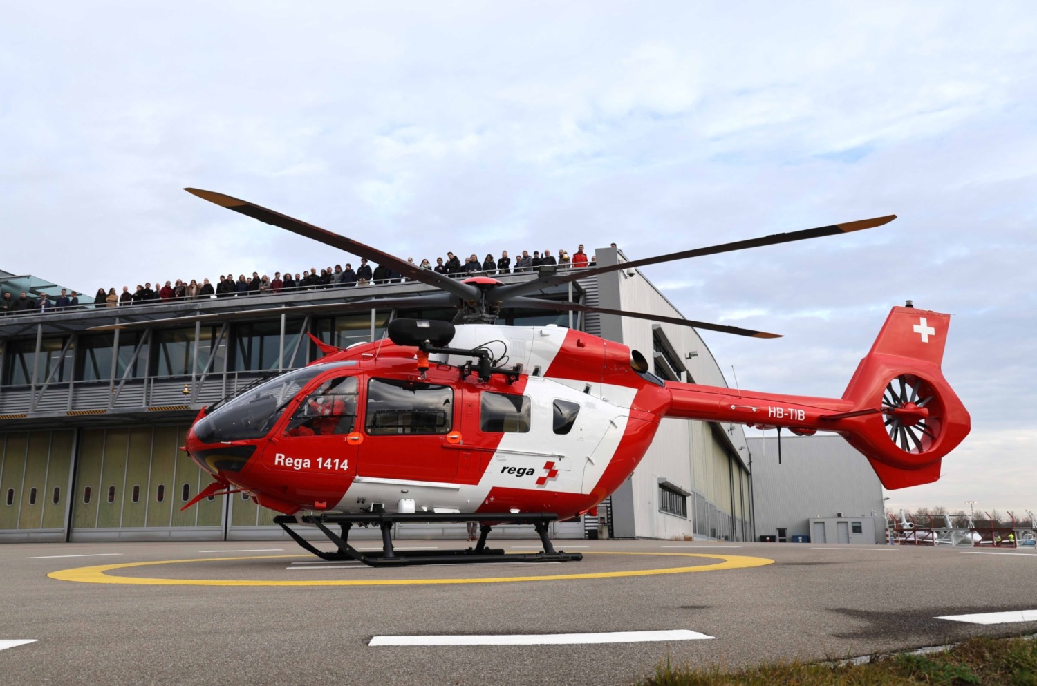 Erster neuer H145 der Rega in Zürich angekommen - Sky News
