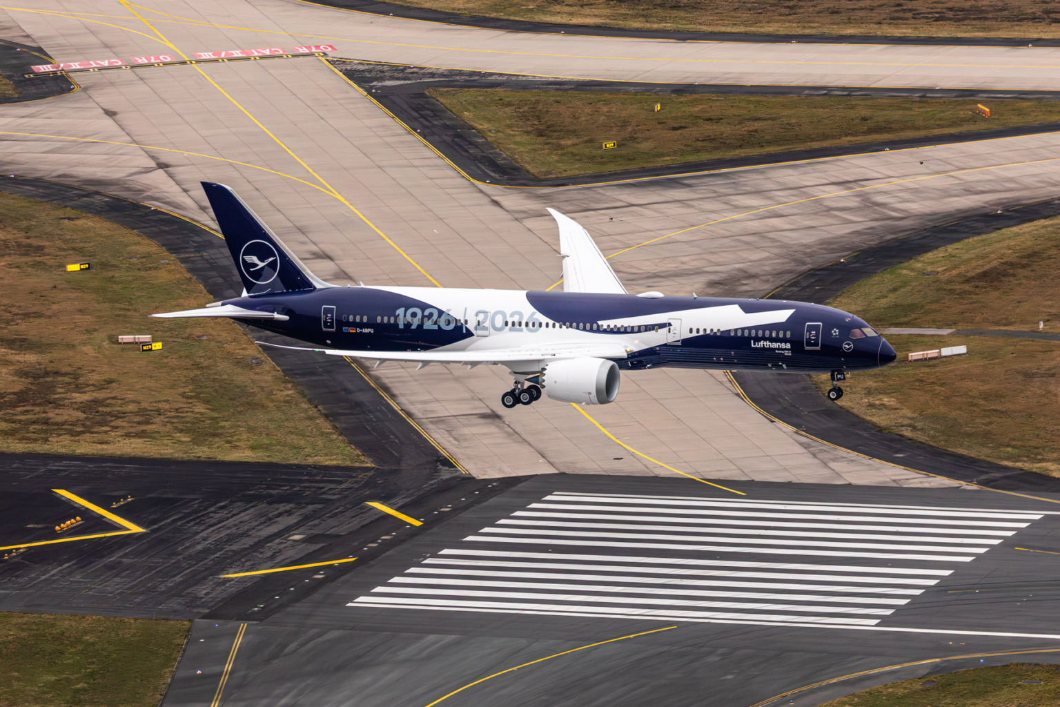 Lufthansa-Jubiläums Boeing 787-9 angekommen - Sky News